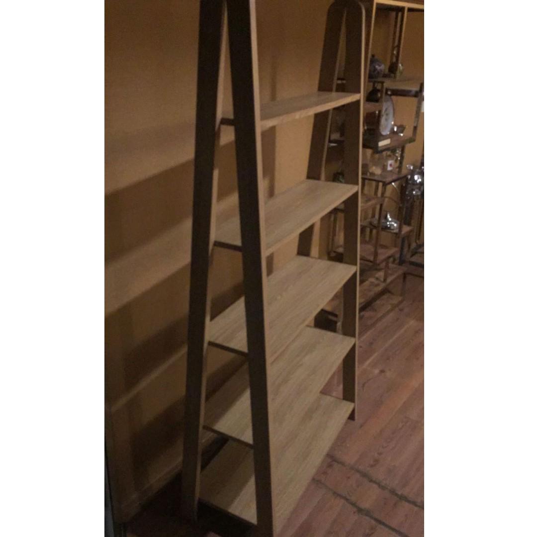 Rak Stand Buku , Hiasan, Perabotan Rumah di Carousell