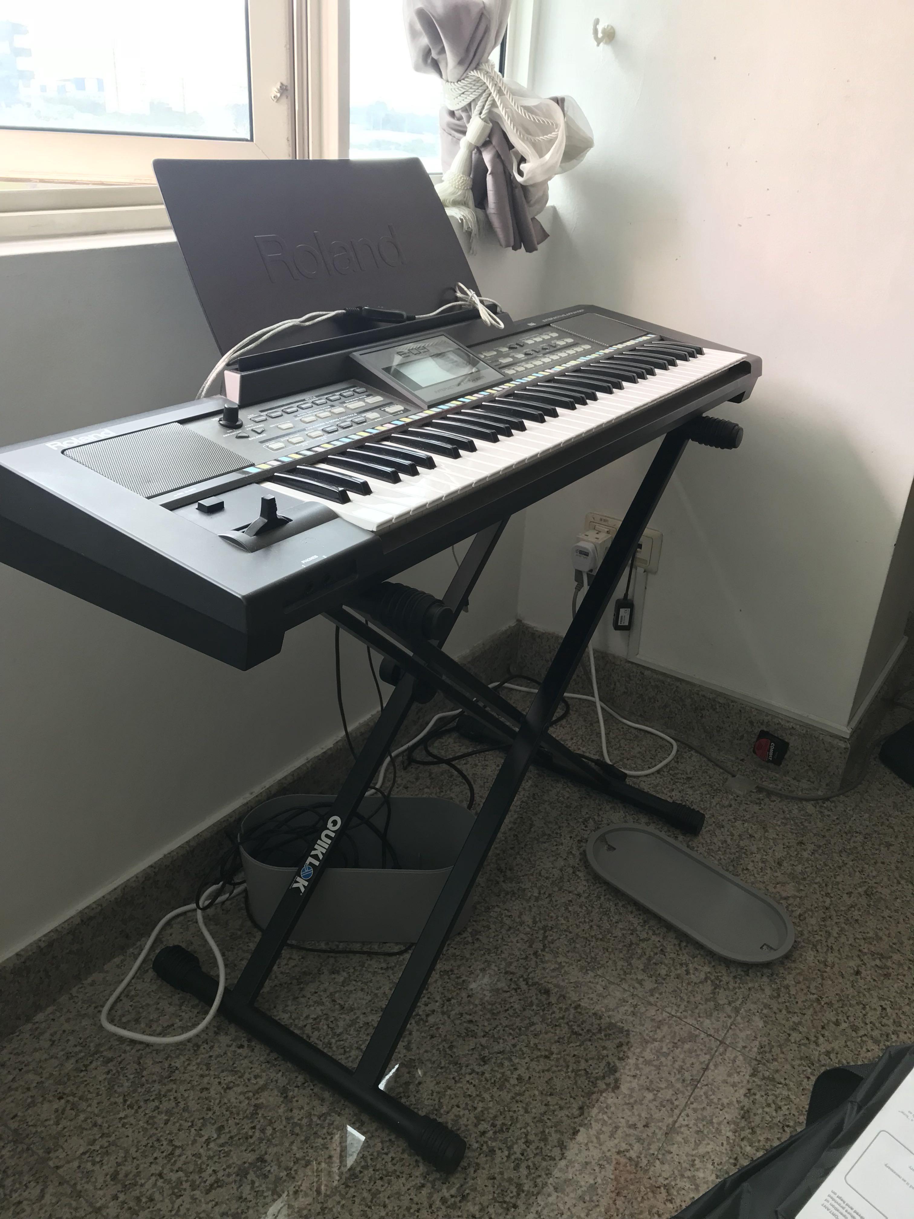 Roland E-09 Keyboard / Arranger 61-Key + Piano Stand, Hobbies & Toys ...