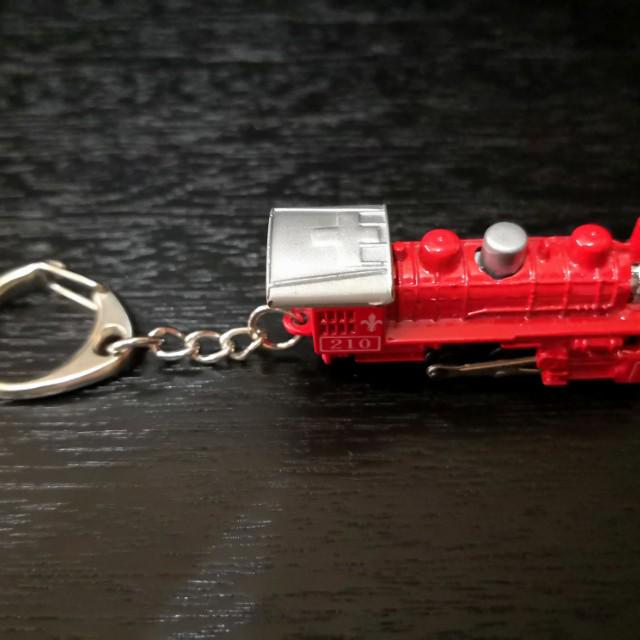 Train key ring, Furniture & Home Living, Home Decor, Vases & Decorative ...