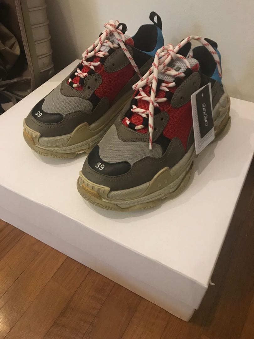 39 triple s, Men's Fashion, Footwear, Sneakers on Carousell