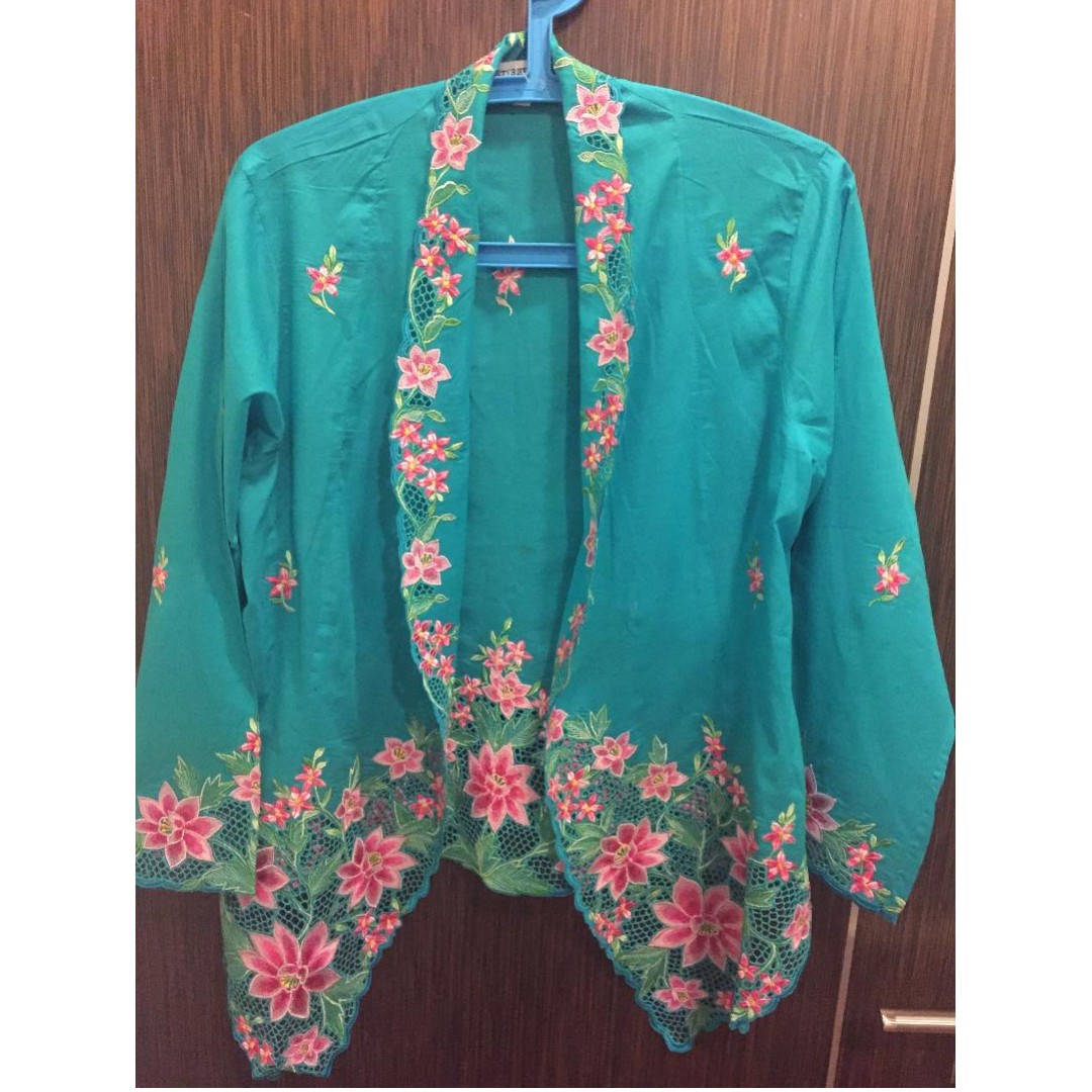 Kebaya and Keronsang set - Traditional Peranakan attire, Women's ...