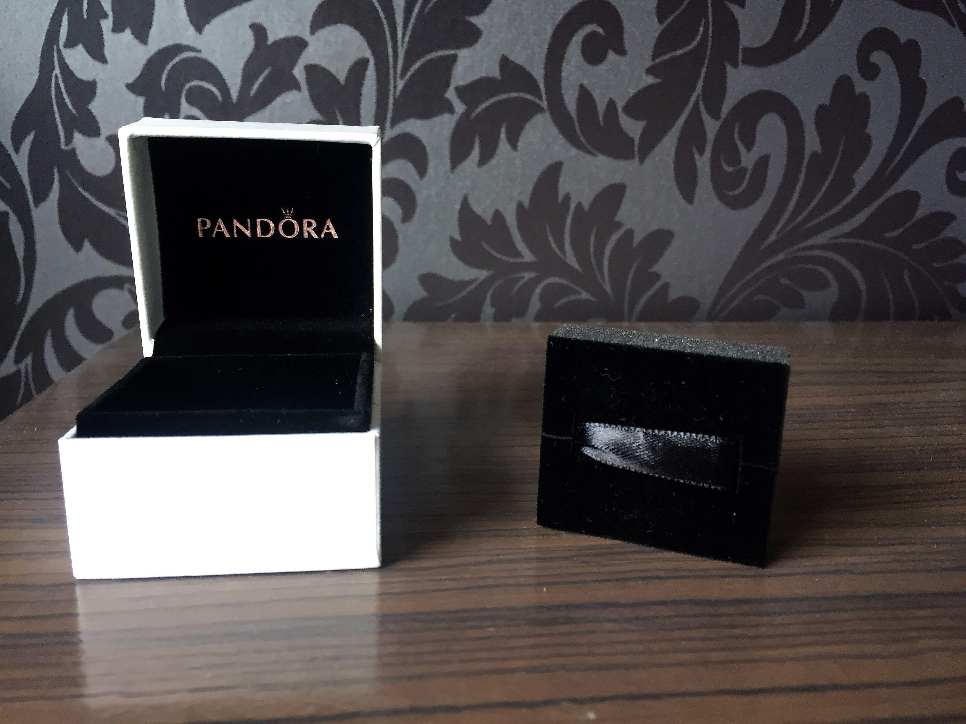 Pandora White Charm box 潘朵拉白色盒, 女裝, 飾物及配件, 寶石、鑽石、水晶 - Carousell