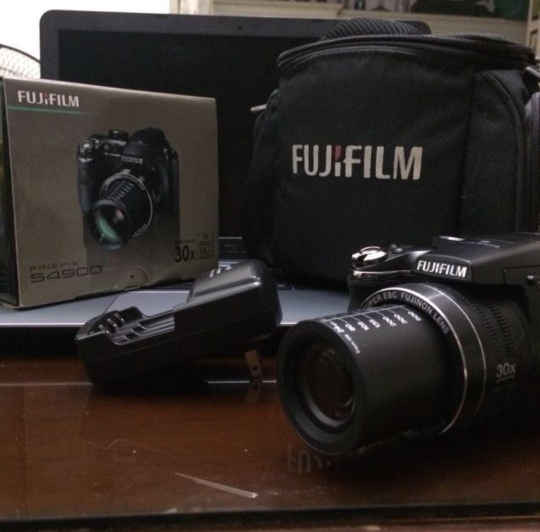 Fujifilm Finepix S4900. Rush sale, Photography, Cameras on Carousell