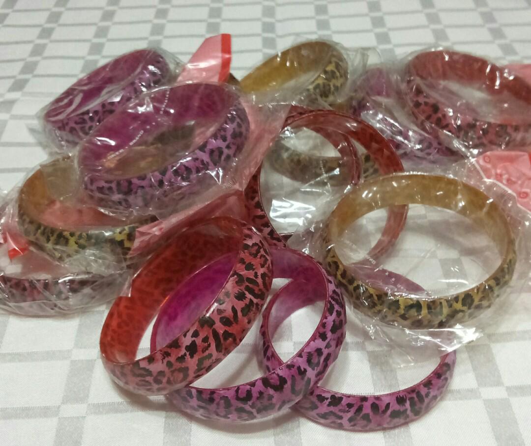 Plastic bracelets, Women's Fashion, Jewelry & Organizers, Bracelets on ...