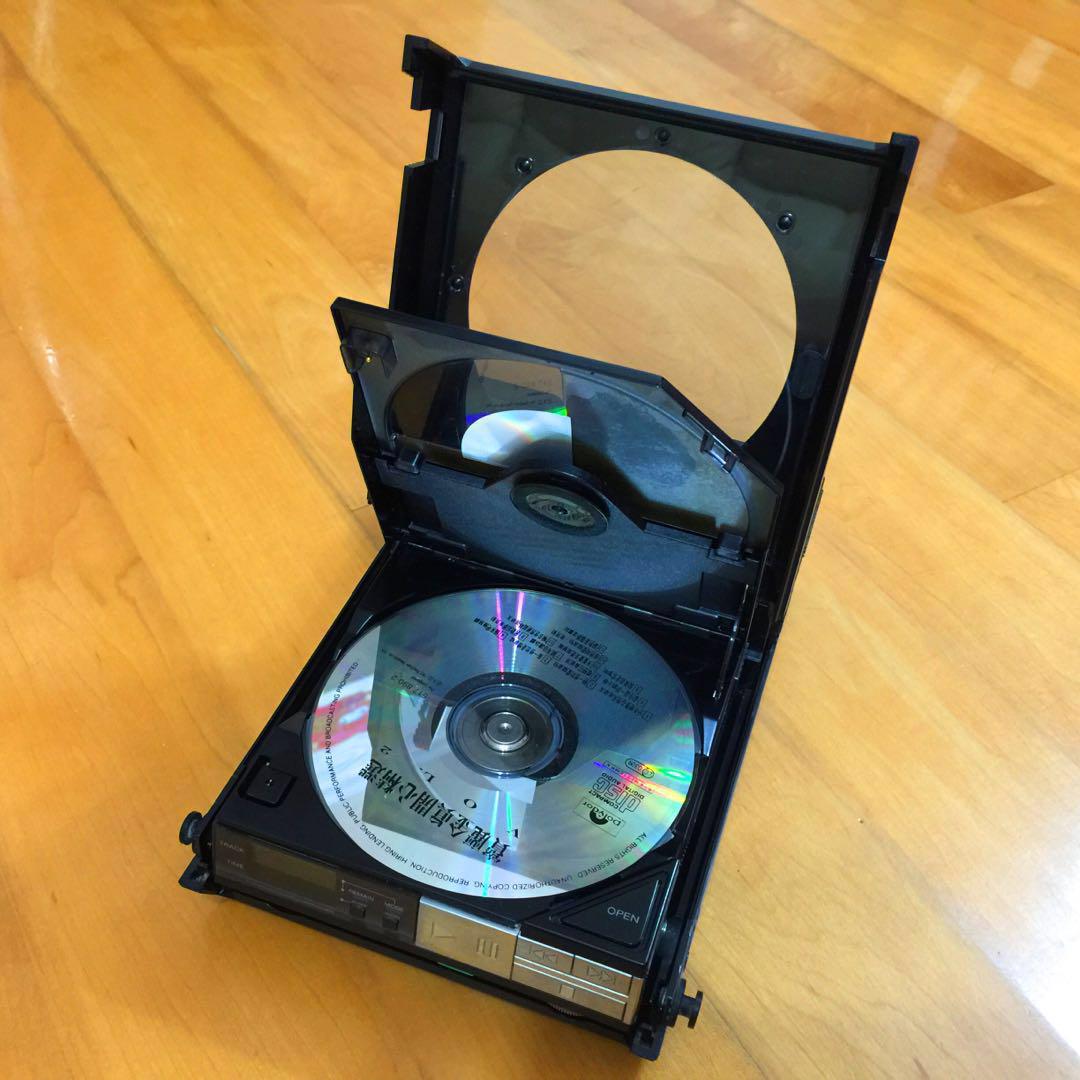 Sony - 第一部Discman D-50 (此機於1985年5月製造) 連原裝「巨靈神」外攜電池盒EPC-9LC。功能正常，播碟比較揀擇 ...