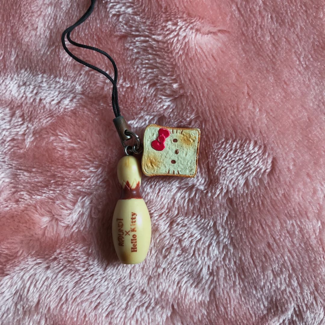 Round 1 x Hello Kitty Bread Keychain, Hobbies & Toys, Toys & Games on ...