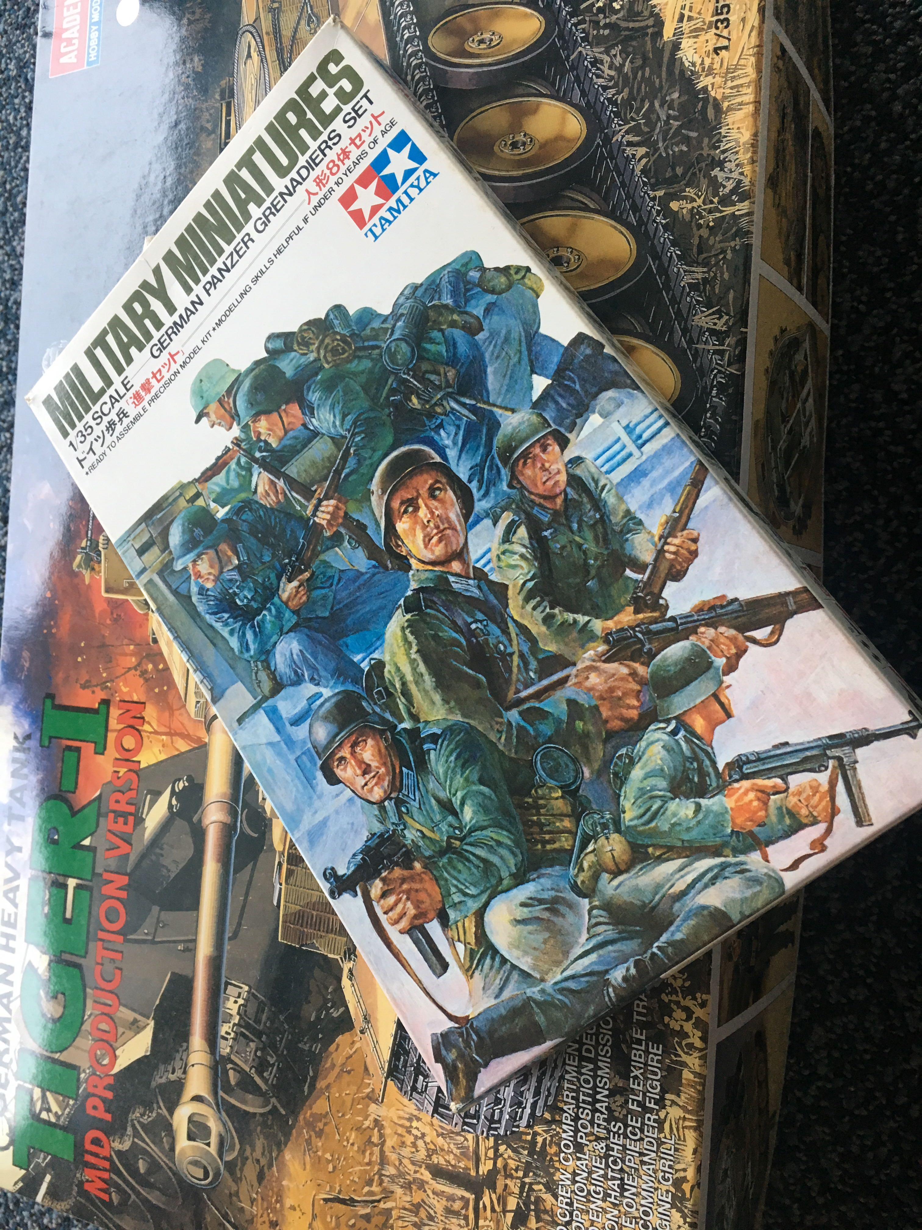 Academy 1/35 Tiger 1 Interior Model Panzer Grenadier Set, Toys & Games ...