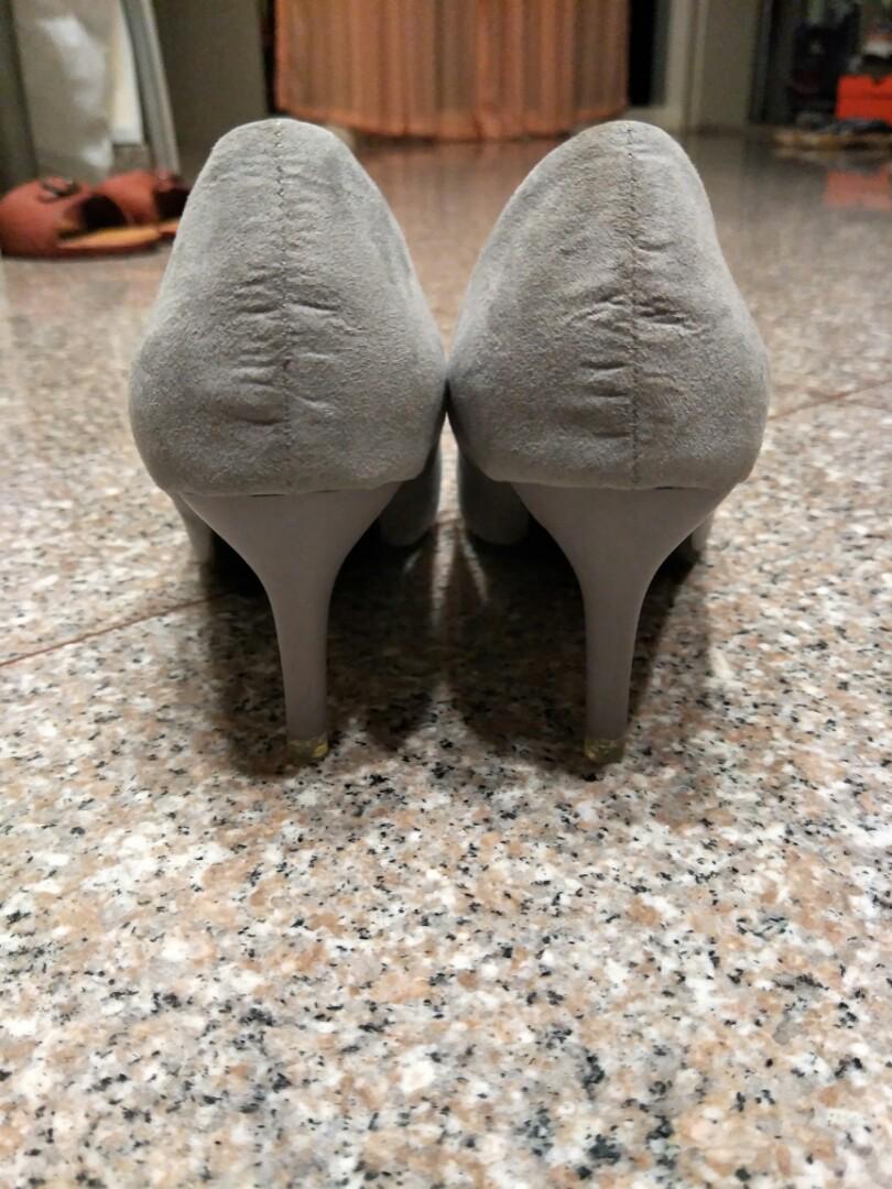 Grey heels, Women's Fashion, Footwear, Heels on Carousell