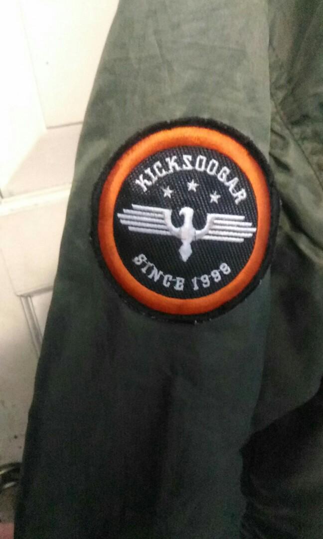 Bomber Jacket Kicksoogar, Fesyen Pria, Pakaian di Carousell