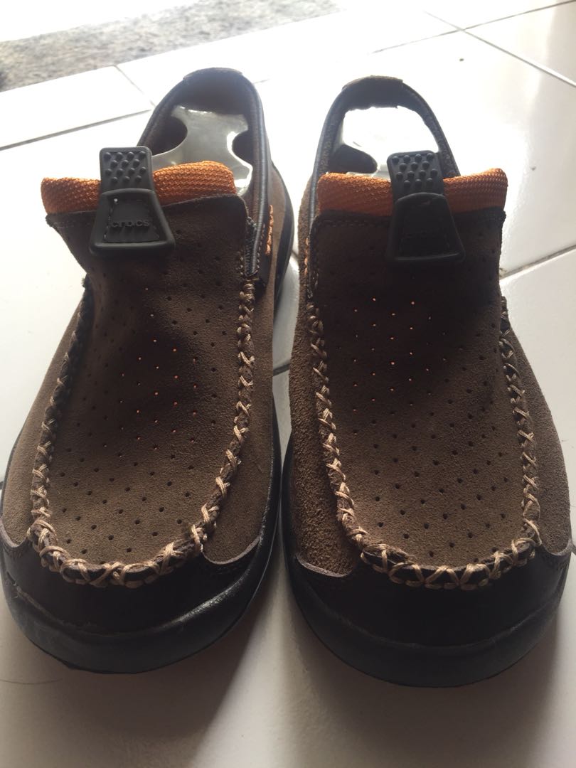 Crocs suede leather original, Fesyen Pria, Sepatu , Sepatu Formal di ...