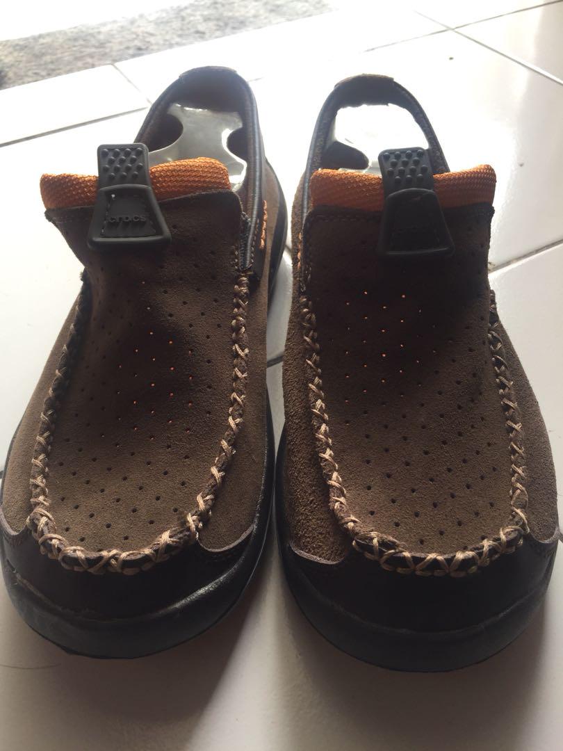 Crocs suede leather original, Fesyen Pria, Sepatu , Sepatu Formal di ...