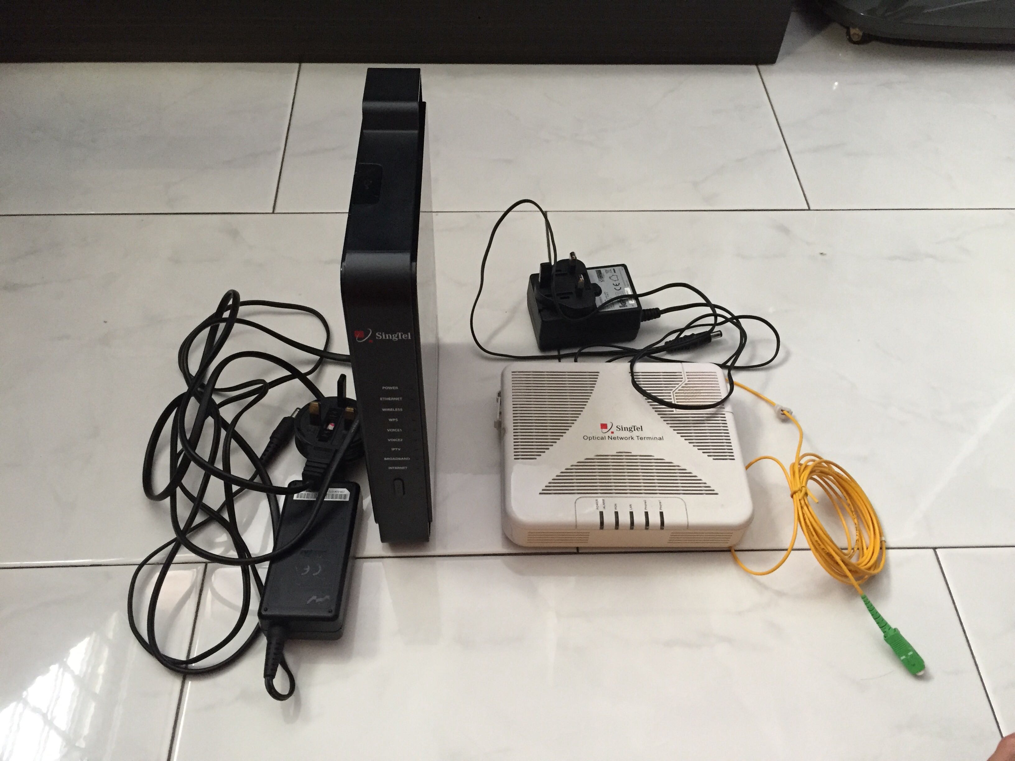 Singtel SingNet Optical Network Terminal and Dual-band Wireless Wifi ...