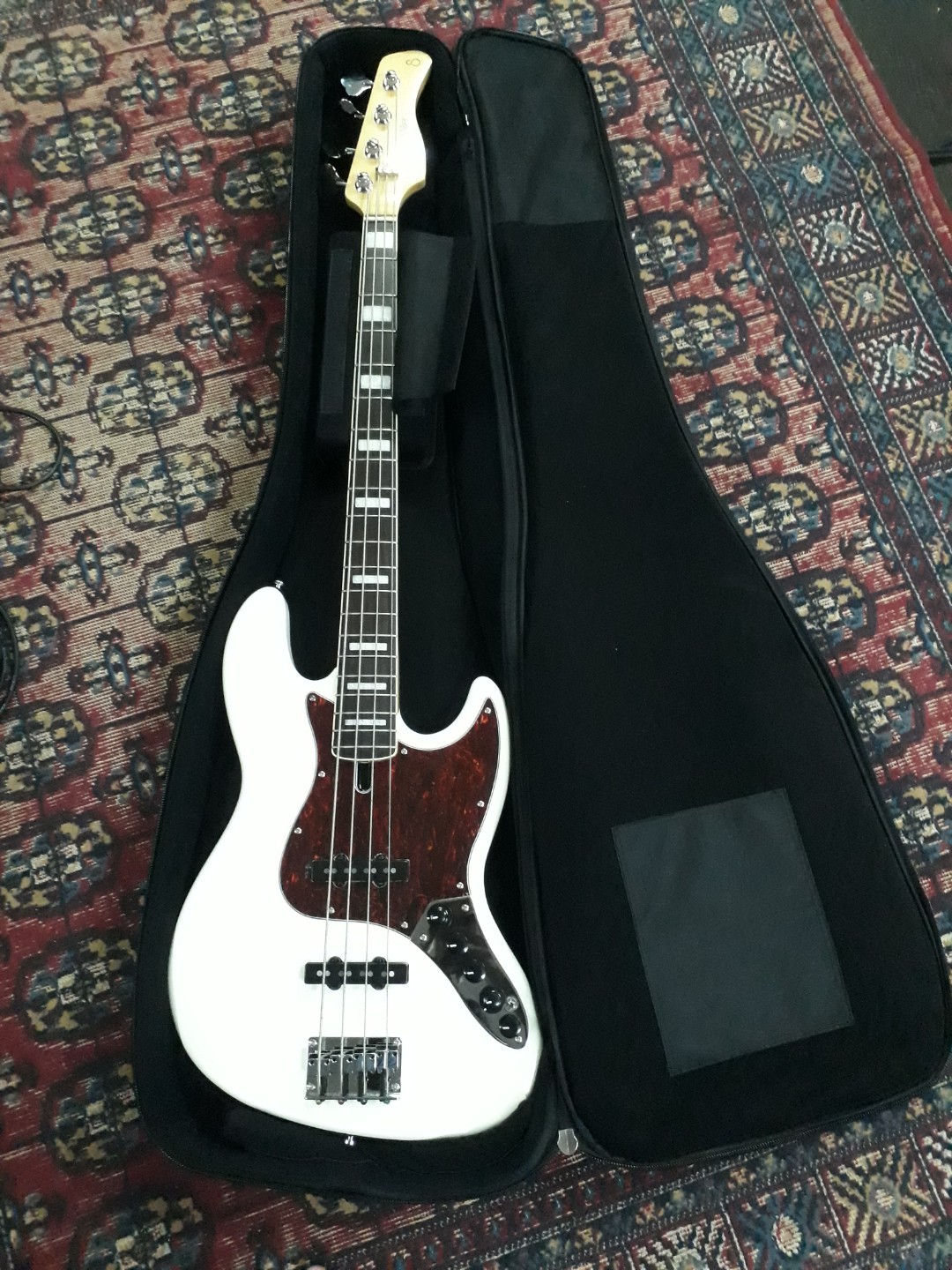 Sire Marcus Miller V7 Alder 4 String Antique White, Hobbies & Toys ...