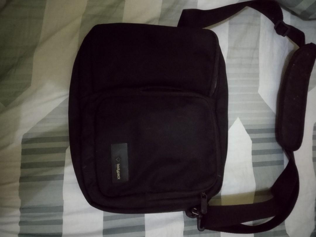 Bodypack bag, Fesyen Pria, Tas & Dompet di Carousell