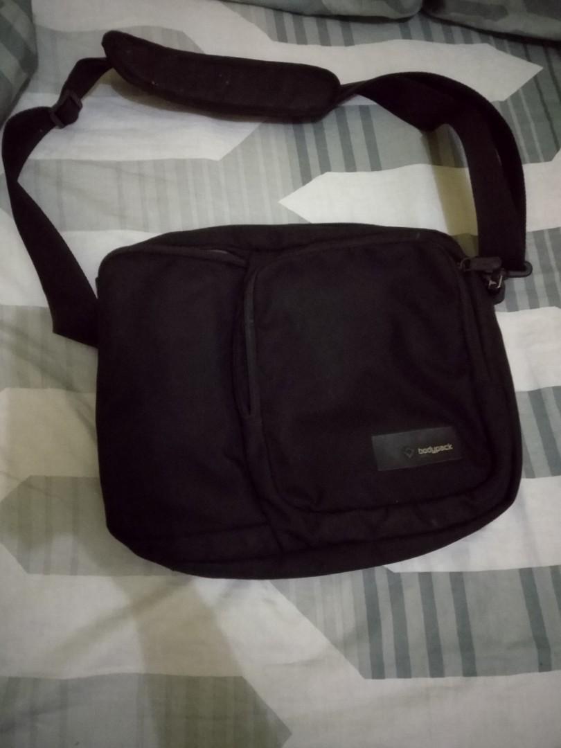 Bodypack bag, Fesyen Pria, Tas & Dompet di Carousell