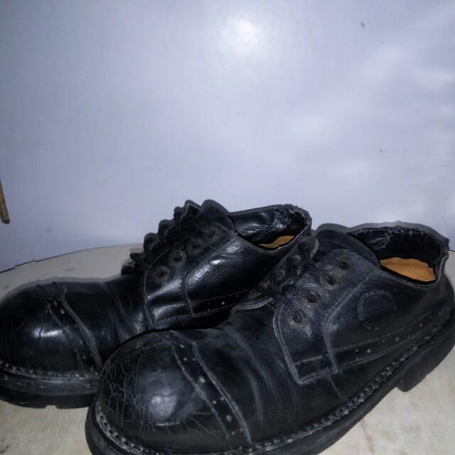 Sepatu underground, Fesyen Pria, Sepatu di Carousell