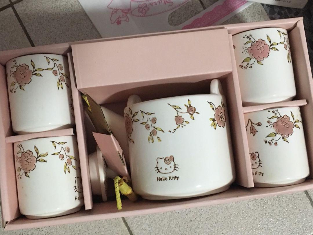 Hello Kitty Tea Set, Furniture & Home Living, Kitchenware & Tableware ...