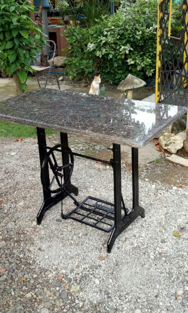 Singer Frame Table, Hobbies & Toys, Memorabilia & Collectibles ...