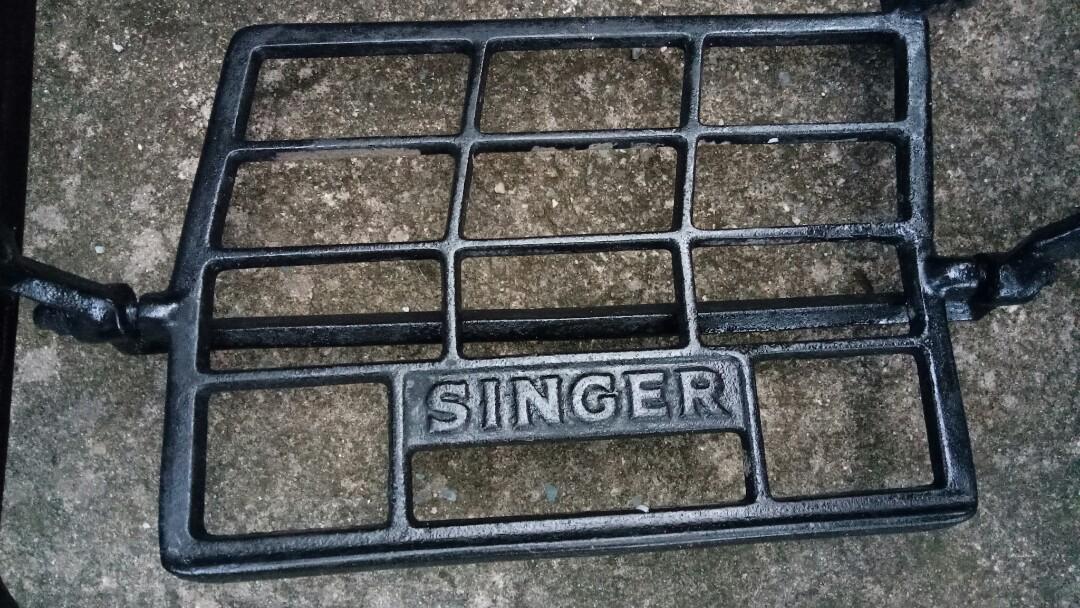 Singer Frame Table, Hobbies & Toys, Memorabilia & Collectibles ...
