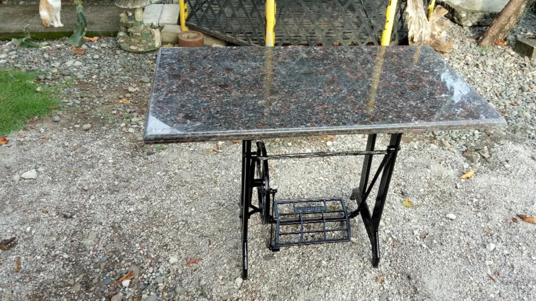 Singer Frame Table, Hobbies & Toys, Memorabilia & Collectibles ...