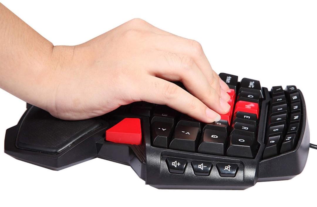 883 Delux T9 46 Key Singlehanded Wired Gaming Keyboard Professional