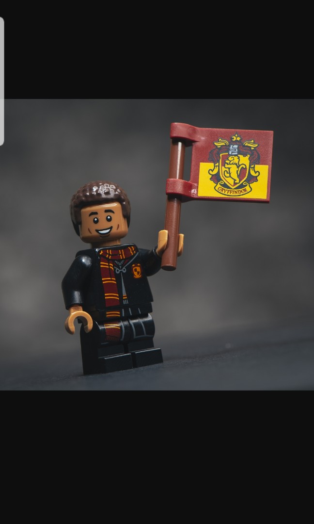 Lego Harry Potter Minifigure - Dean Thomas with Gryffindor flag ...