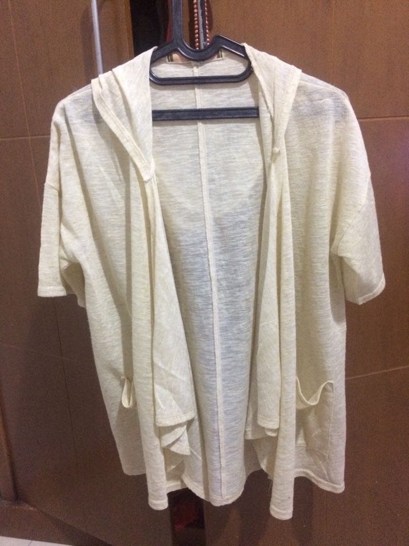 Outer warna kuning soft, Fesyen Wanita, Pakaian Wanita di Carousell