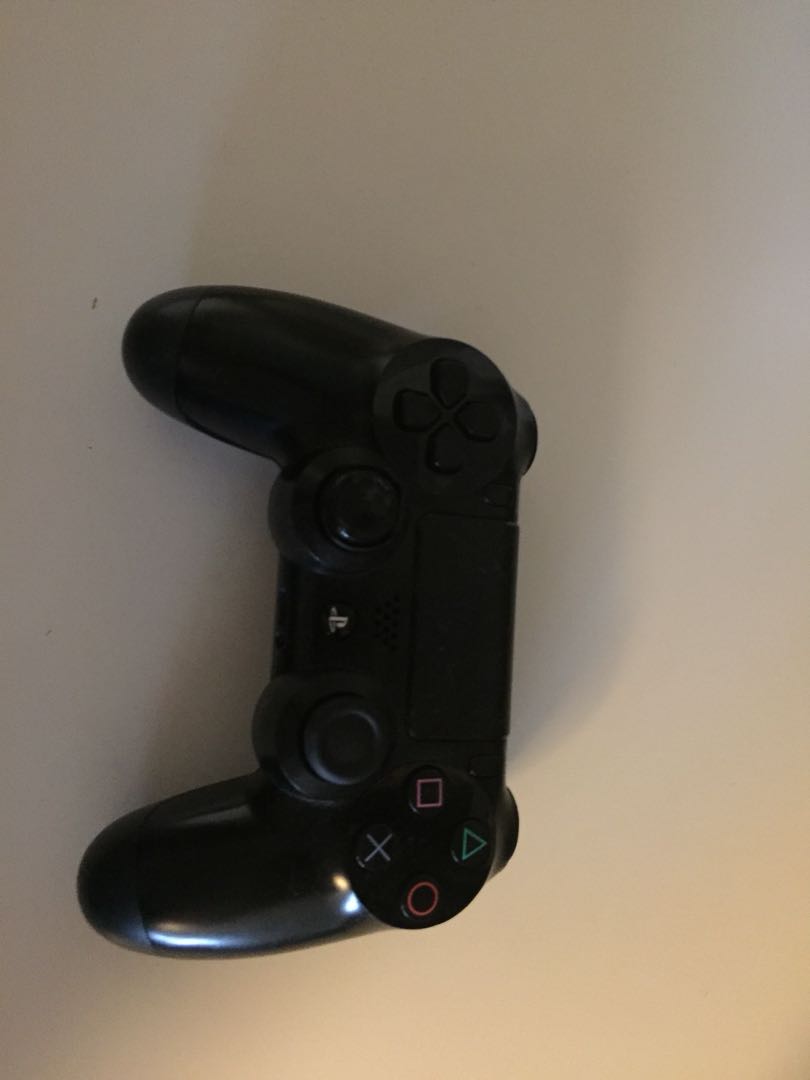Slightly broken PS4 controller, 電子遊戲, 遊戲機配件, 手掣 - Carousell