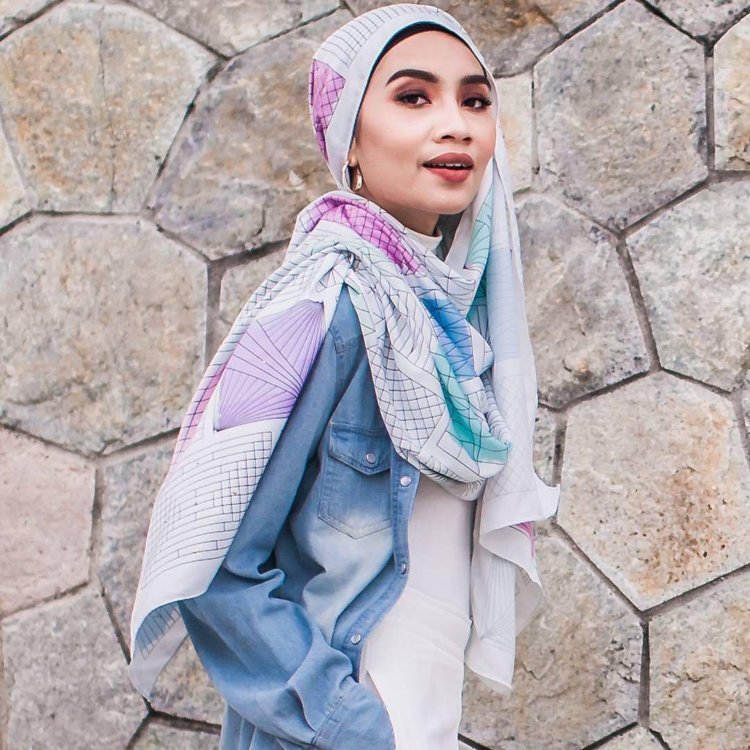 Yuna for Losravelda scarve in white geometry design and crystal, Women ...