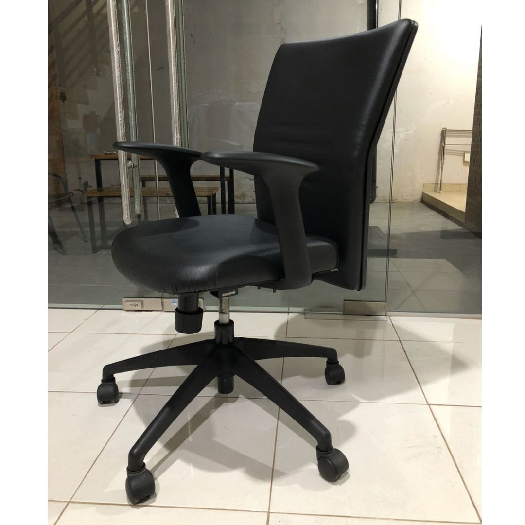 Kursi Kantor Hitam, Perabotan Rumah di Carousell