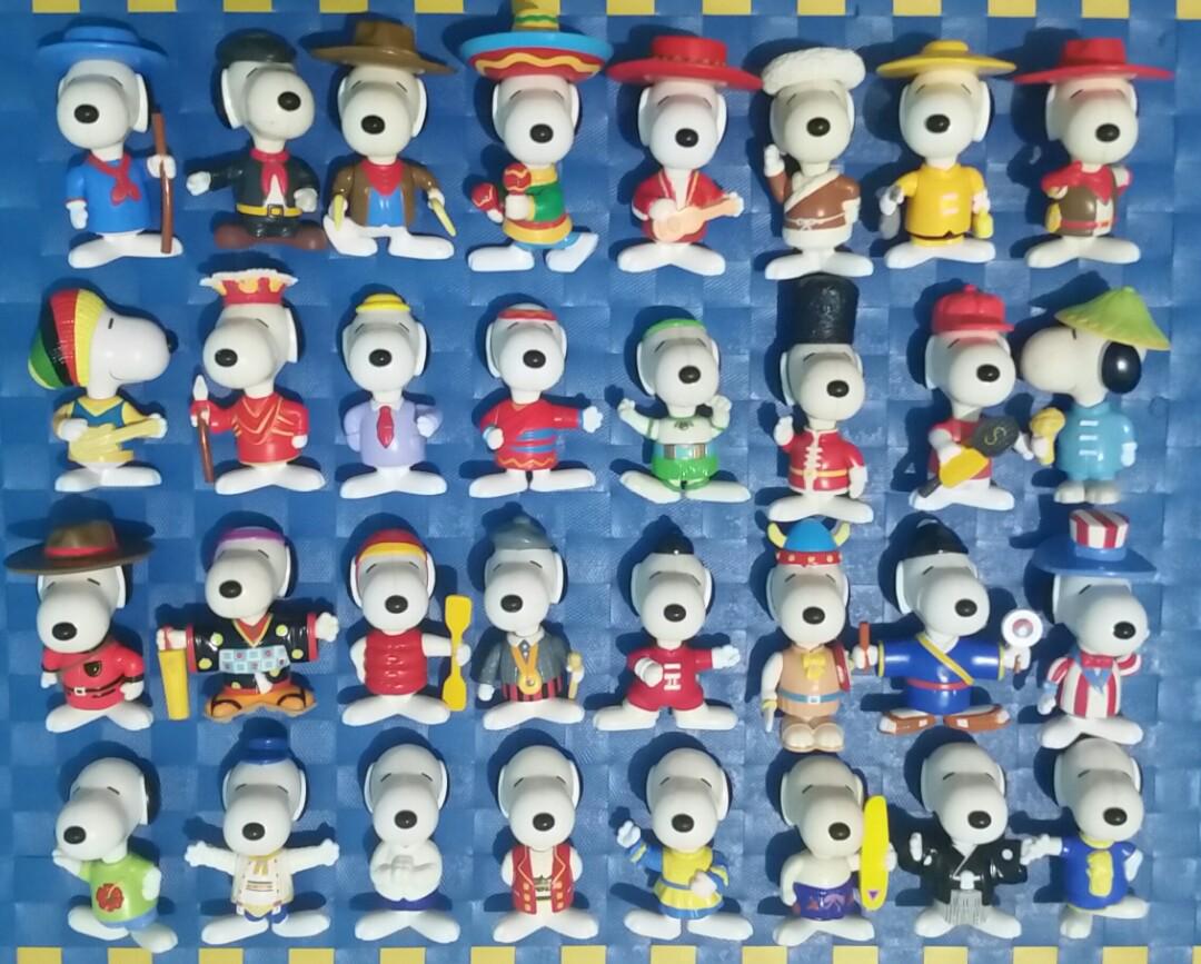 32 pcs different country snoopy, Hobbies & Toys, Toys & Games on Carousell