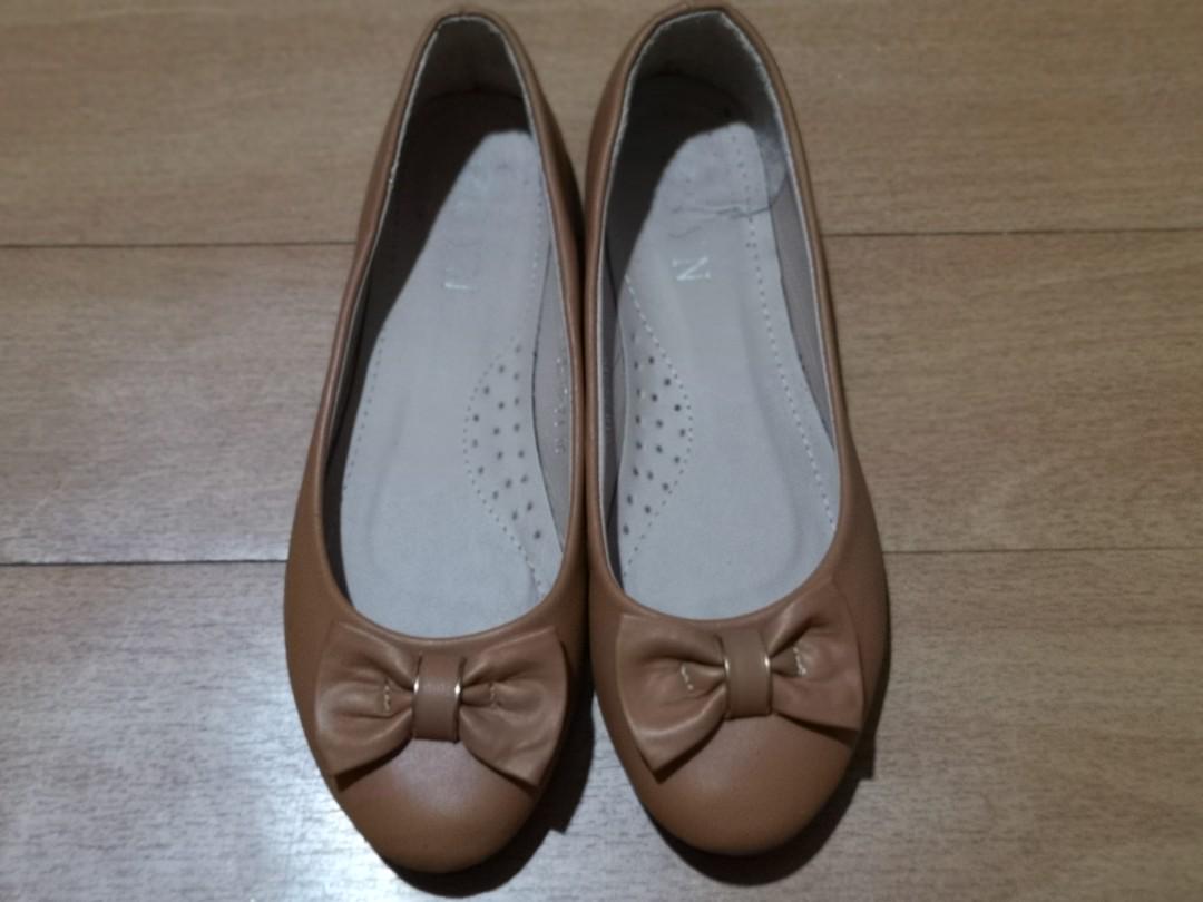 Cutie apricot color shoes, Women's Fashion, Footwear, Flats & Sandals ...