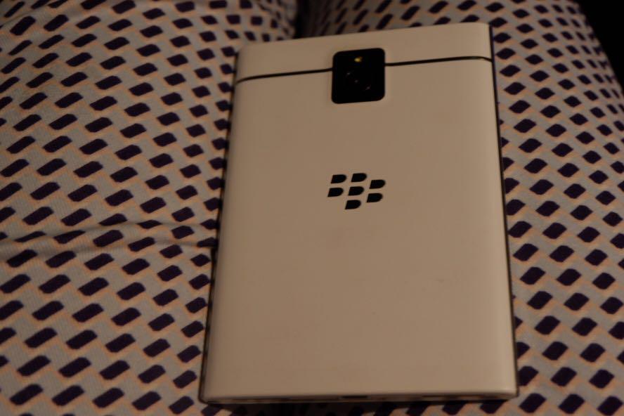 Blackberry Passport Putih (NEGO), Telepon Seluler & Tablet di Carousell