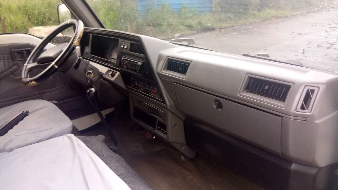 Nissna Urvan 2000 model, Cars for Sale on Carousell