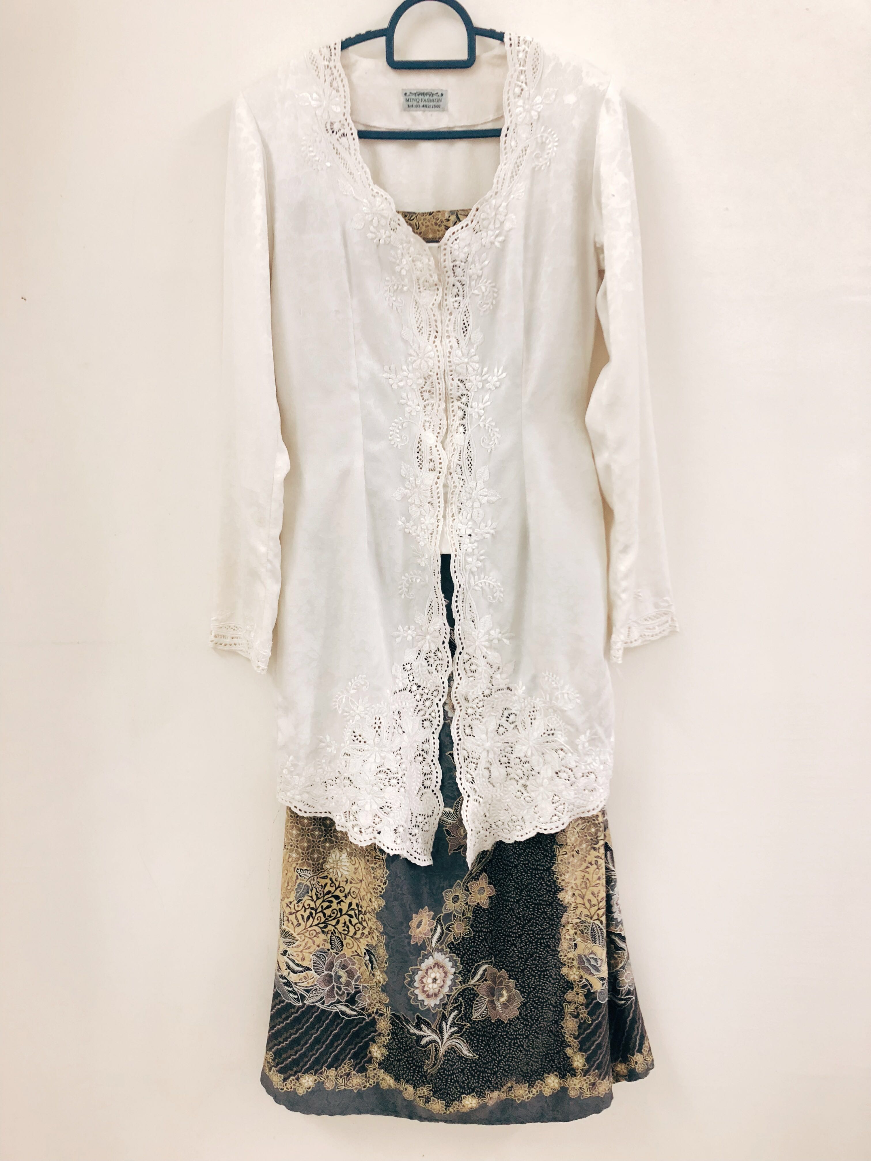 White Kebaya Sulam with Batik, Women's Fashion, Muslimah Fashion, Baju ...
