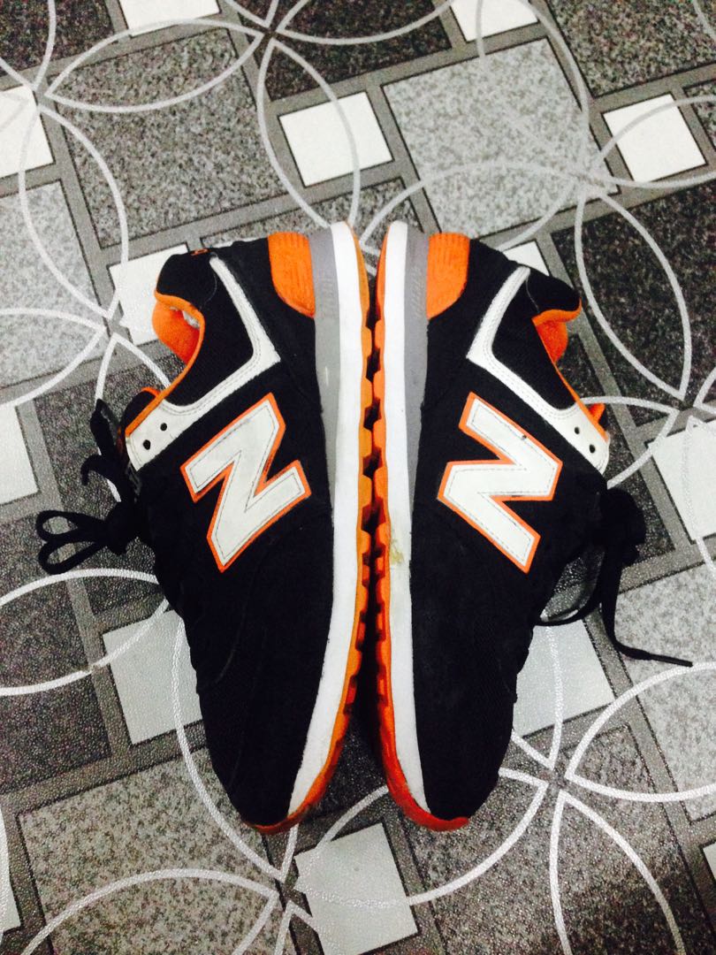 New balance 574 Oren hitam, Men's Fashion, Footwear, Sneakers on Carousell