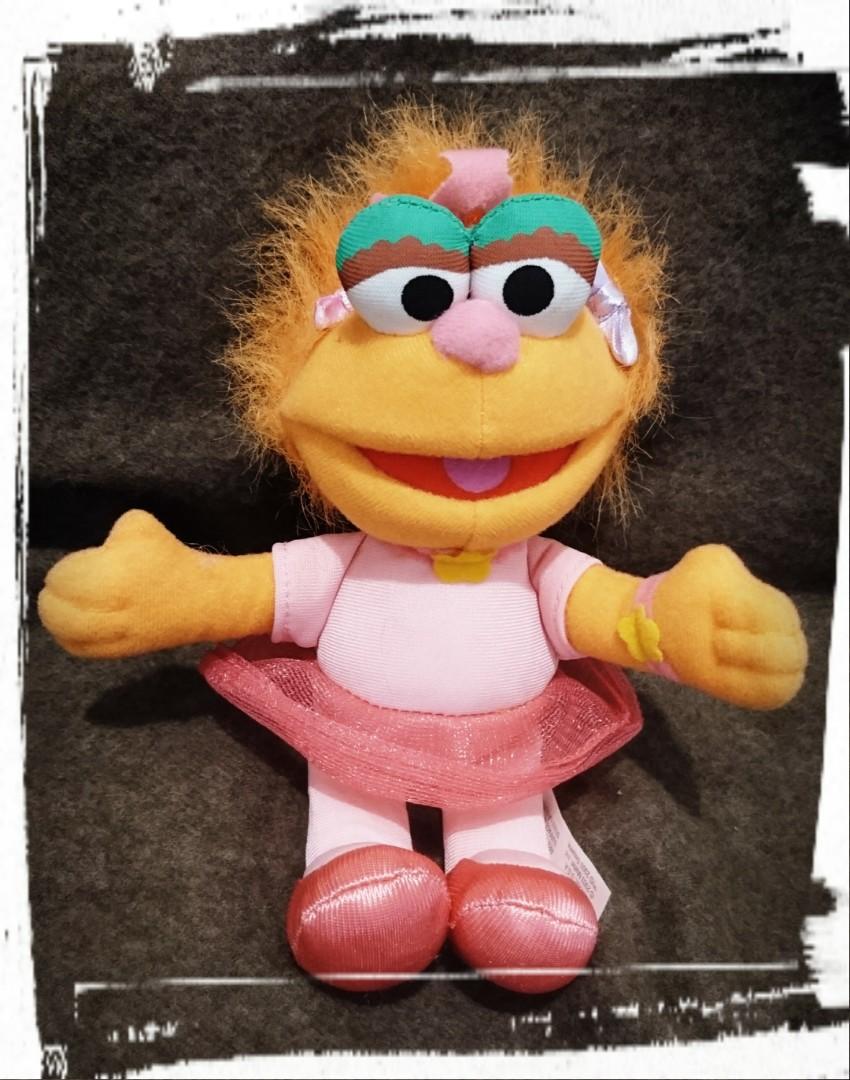 Sesame street Zoe small size, 興趣及遊戲, 玩具 & 遊戲類 - Carousell