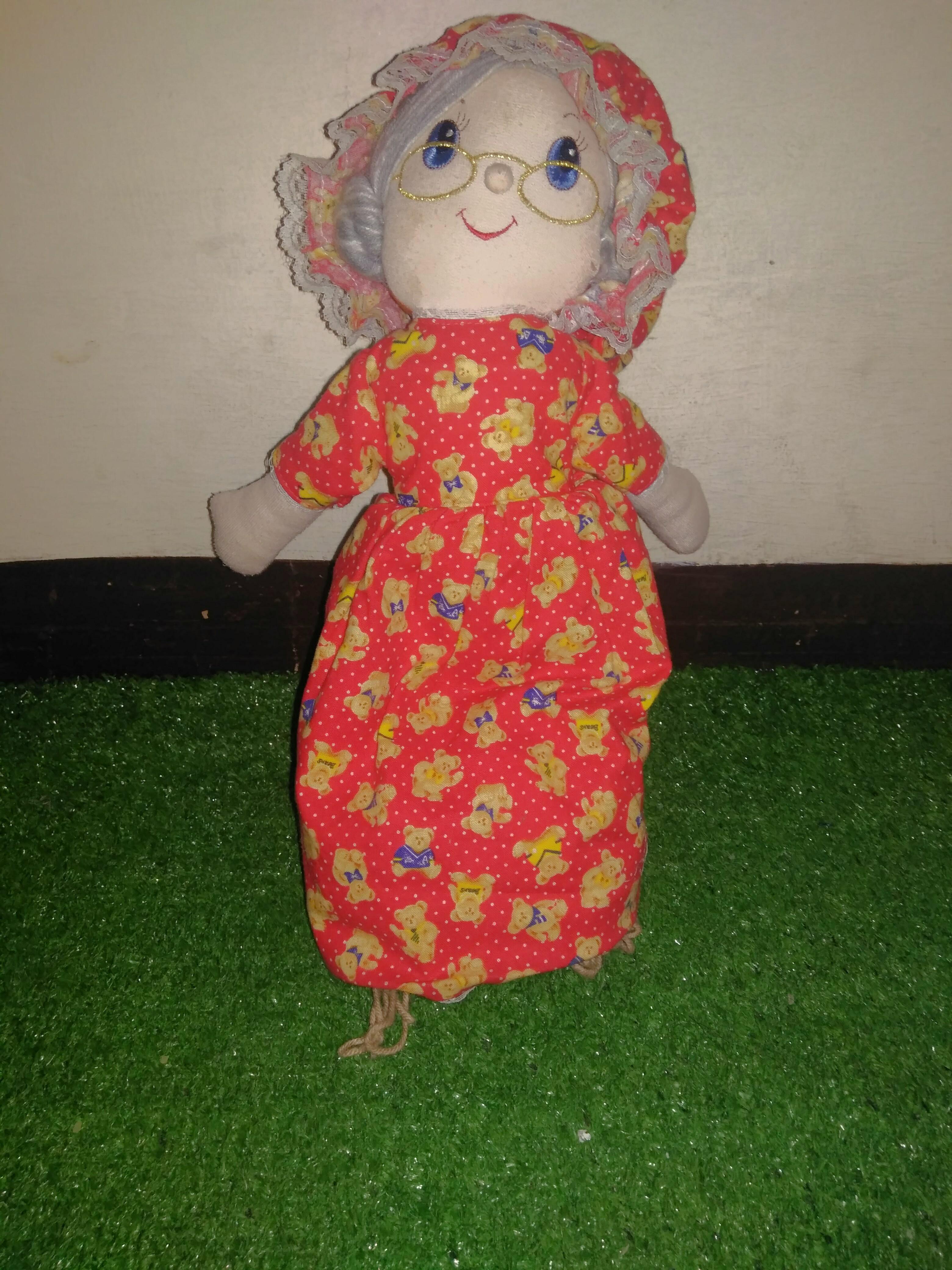 boneka si tudung merah vintage, Antik, Pajangan di Carousell