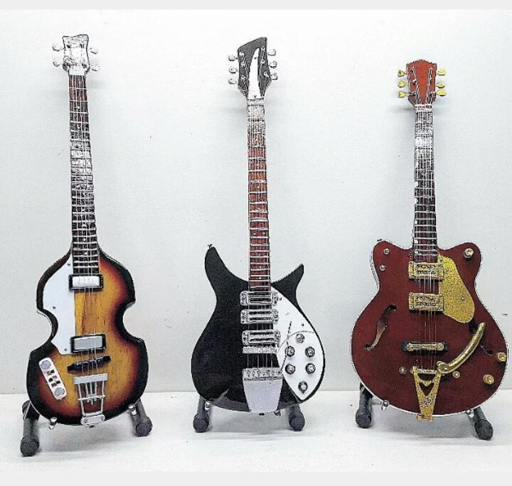 GITAR+BASS MINIATUR EKSKLUSIF THE BEATLES FULLSET, Musik & Media, Alat ...