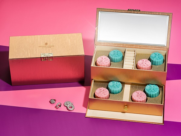 Ritz carlton baked double yolk mooncakes in rose gold box, Food ...