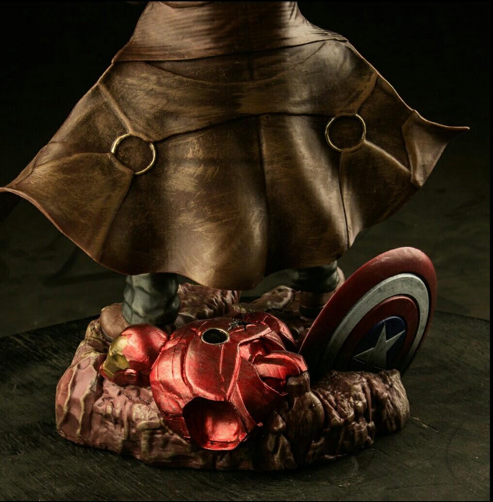 Marvel Gallery Old Man Logan with remains of Capt America' Shield ...