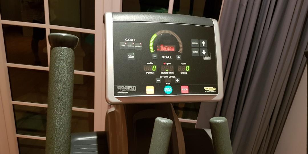 Technogym Excite Vario 500i elliptical, Sports Equipment, Exercise ...