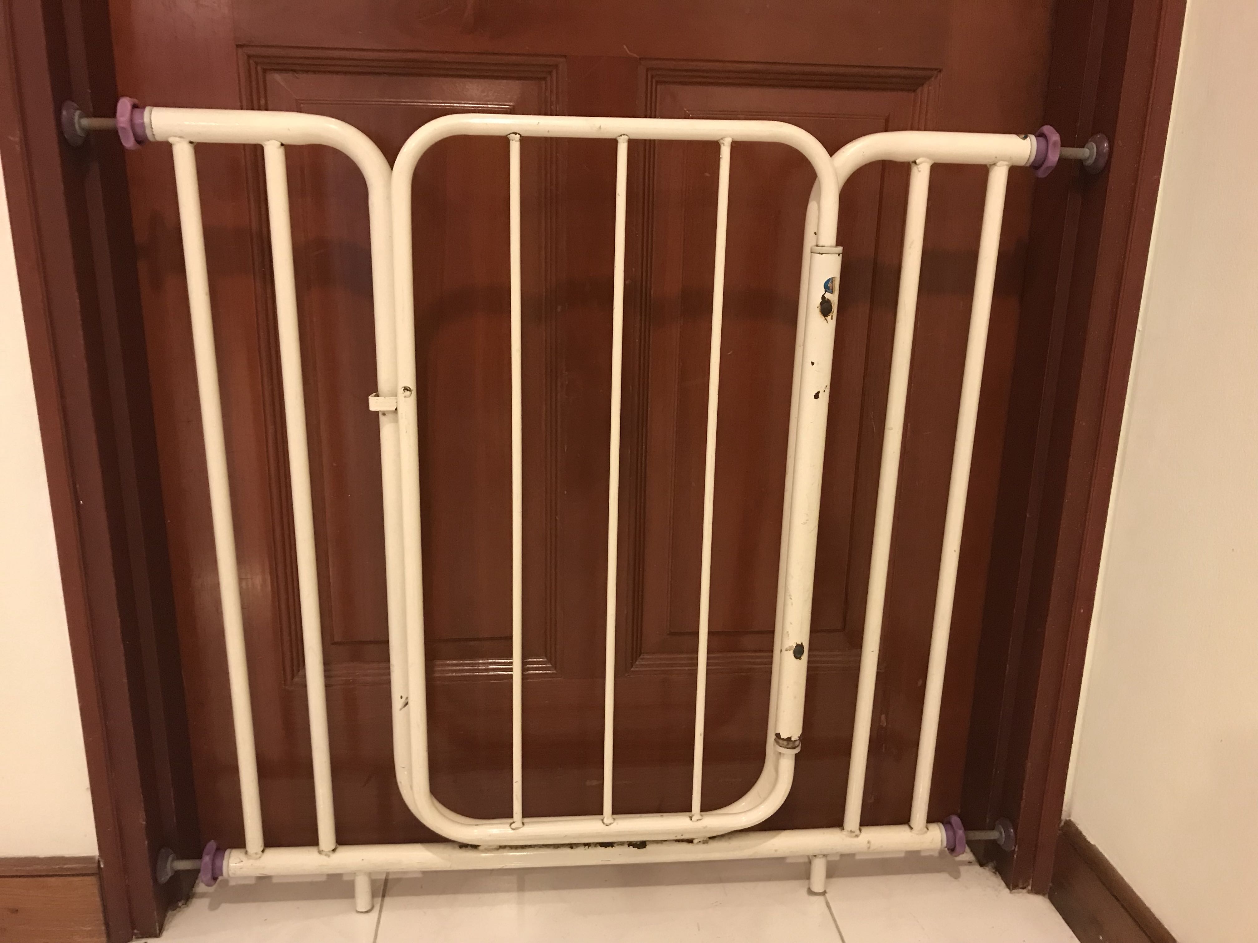 Safety gate 1-hand open, Babies & Kids, Baby Nursery & Kids Furniture ...