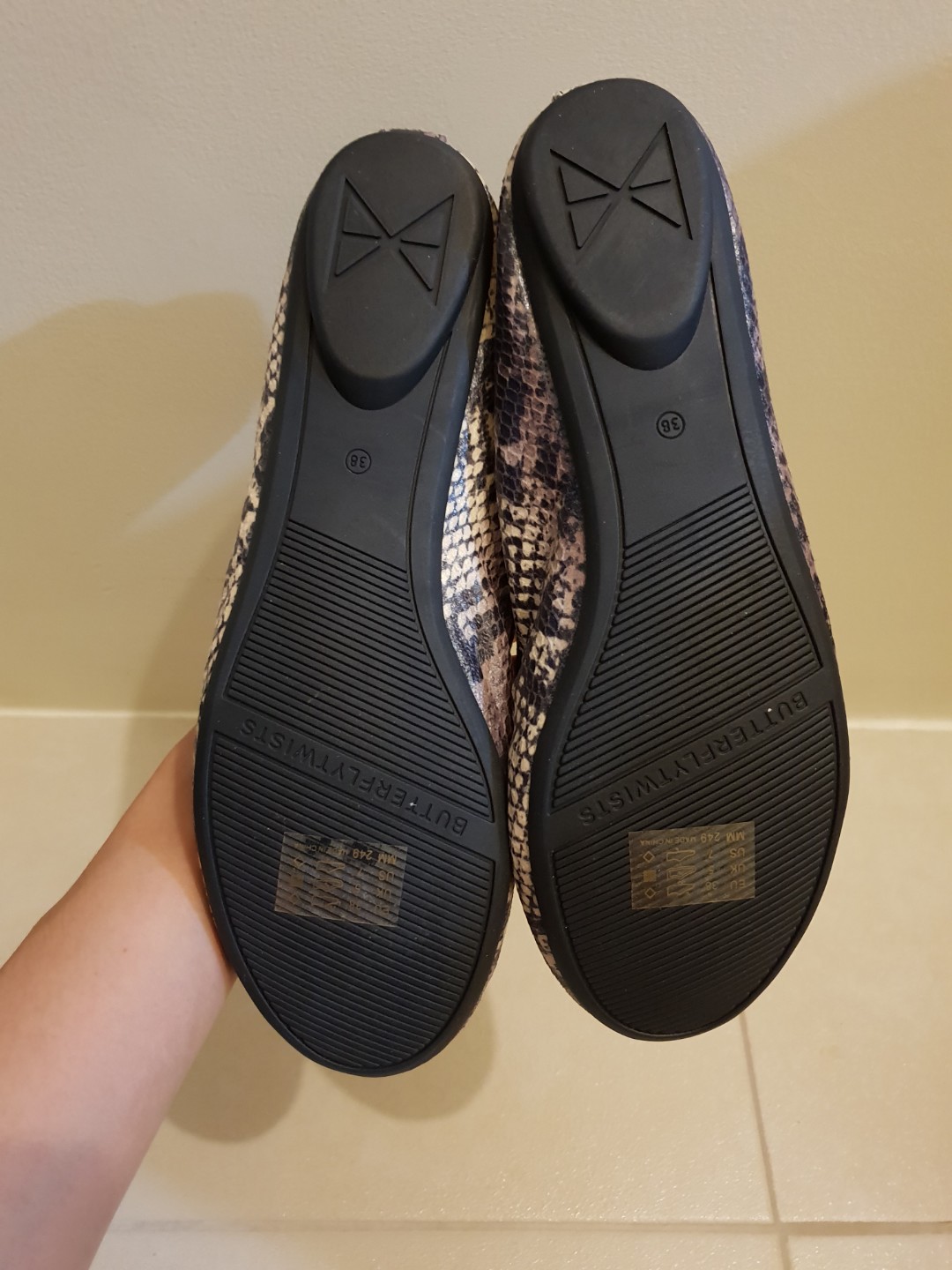 Butterfly Twist Pumps, Women's Fashion, Footwear, Slippers and slides ...