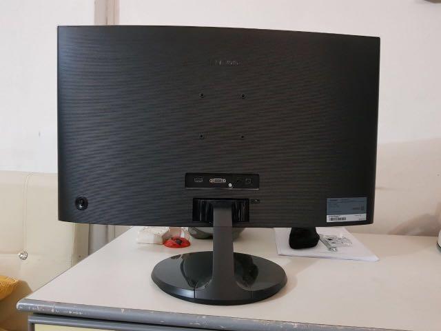 Samsung 27" Essential Curved Monitor CF390 with immersive viewing ...