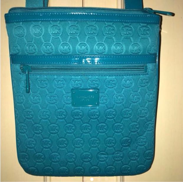 Authentic 2nd michael kors sling bag @ 700 rb ( ada lecet sedik di bagian bawah tas, Fesyen ...