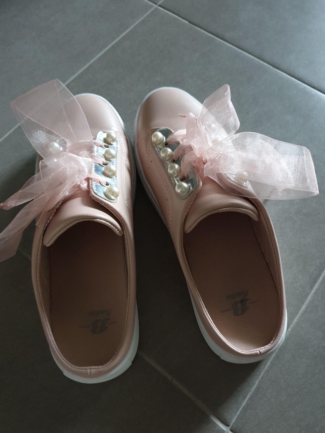 Bata shoes, Women's Fashion, Footwear, Sneakers on Carousell