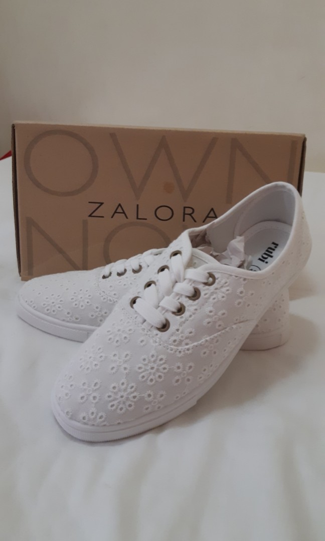 RUBI WHITE SHOES, 女裝, 鞋, 波鞋 - Carousell