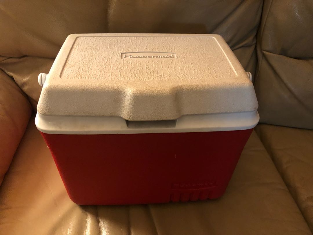 Rubbermaid cooler box, Everything Else on Carousell