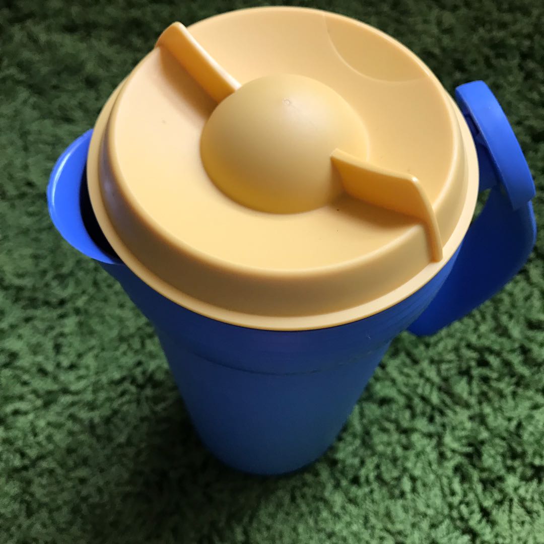 Tupperware Blue Twist & Pour (1) 1.1 Liter, Furniture & Home Living ...